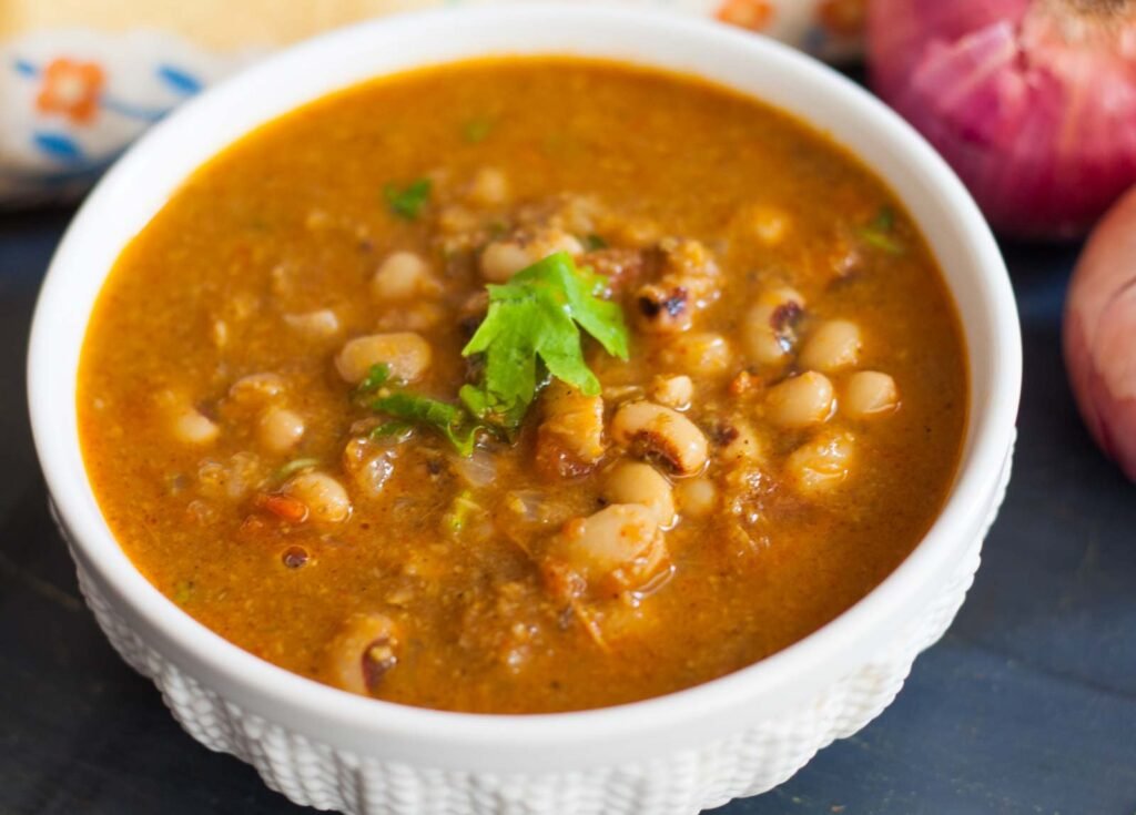 Maharashtrian Chavali Chi Usal Recipe – Black Eyed Peas Curry – FoodWiki
