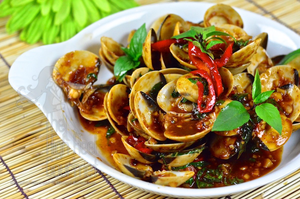Hoy Lai Pad Nam Prik Pow (Clams with Chili Paste and Basil) – FoodWiki